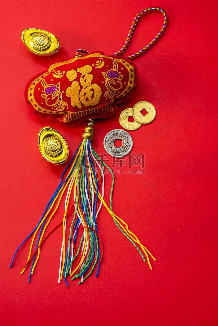 Chinese new year decorations and Auspicious ornaments on red bac高清摄影大图-千库网