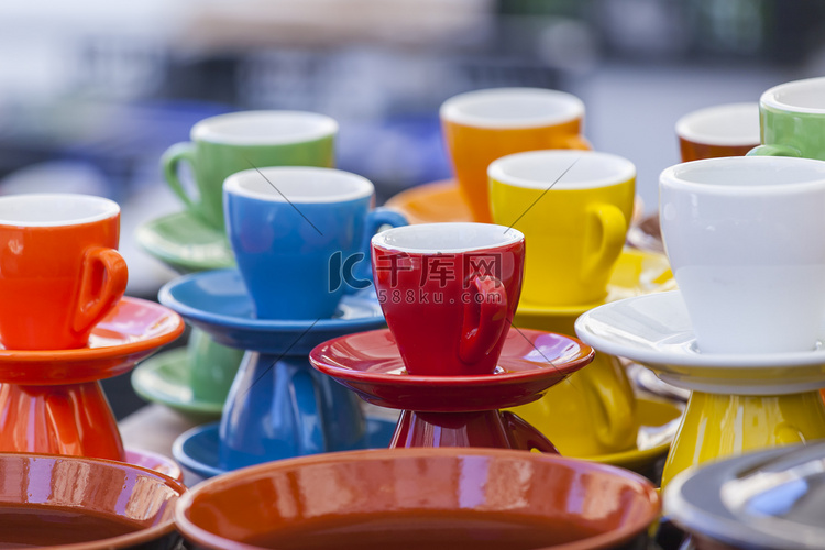 Bright coffee cups of various colors on a show-window of shop高清摄影大图-千库网