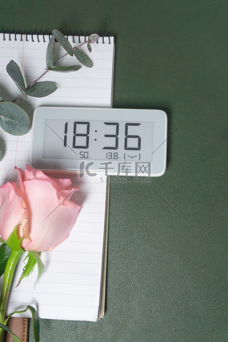 时间闹钟鲜花学习办公工作读书简约书桌书本书写高清摄影大图-千库网