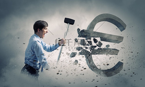 银行概念。年轻商人用锤子石头砸向欧元符号高清摄影大图-千库网