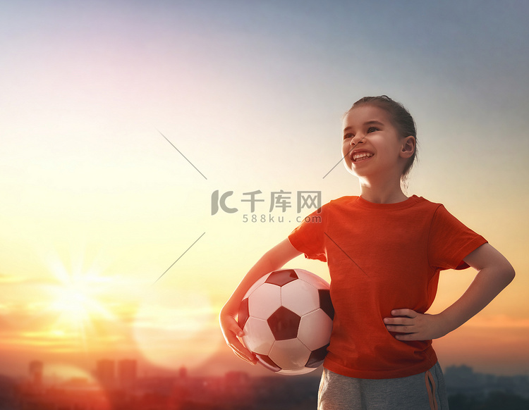 孩子踢足球.高清摄影大图-千库网