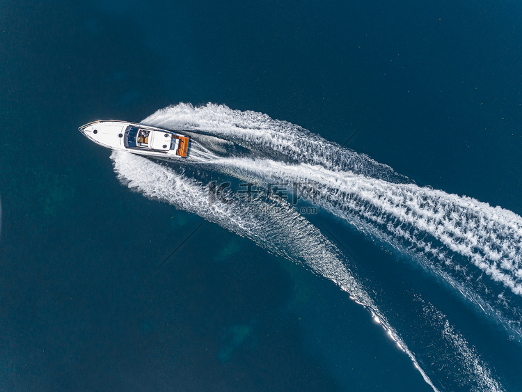 motor boat in navigation aerial view高清摄影大图-千库网