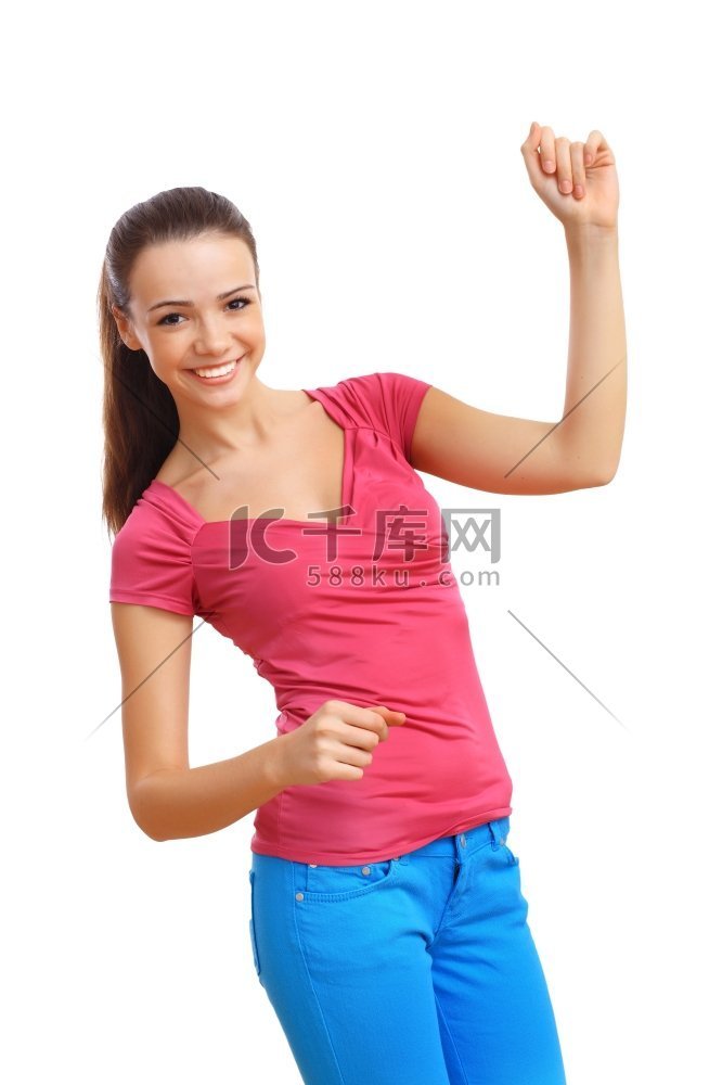 快乐的微笑女孩跳舞和听音乐高清摄影大图-千库网