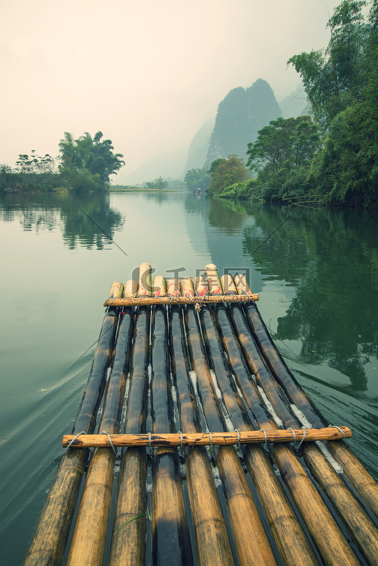 bamboo rafting in Yulong River高清摄影大图-千库网