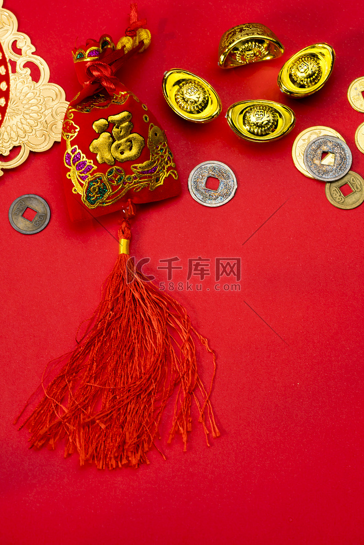 Chinese new year decorations and Auspicious ornaments on red bac高清摄影大图-千库网