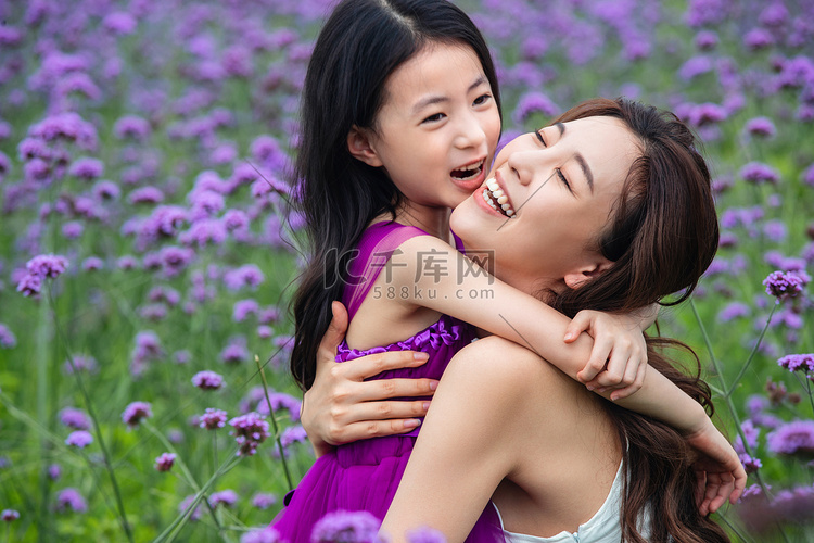 在花海里玩耍的快乐母女高清摄影大图-千库网