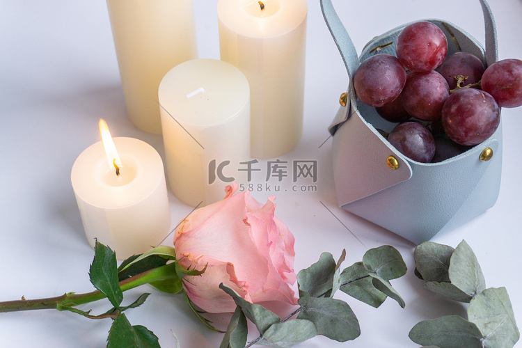 鲜花庆祝节日浪漫布置礼品氛围蜡烛礼物白色玫瑰高清摄影大图-千库网