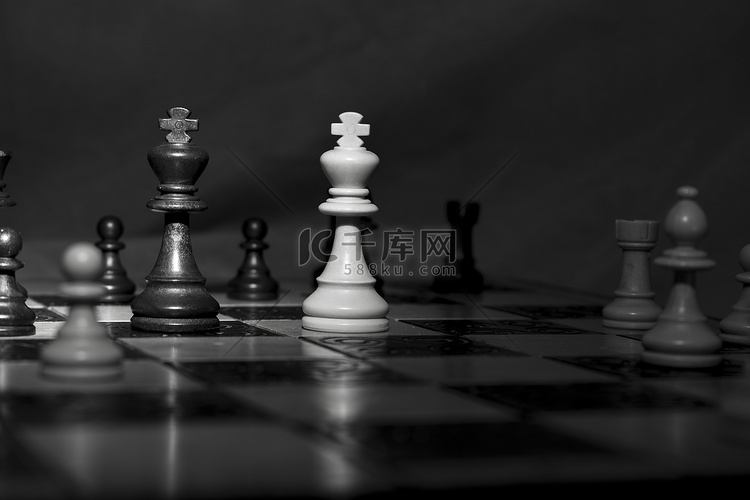棋盘上拍的国际象棋高清摄影大图-千库网