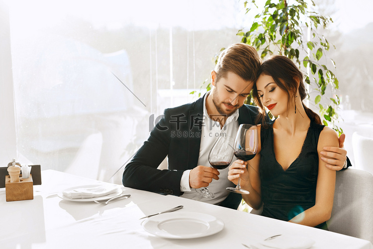 Couple In Love Having Romantic Dinner. Valentine's Day. Romance,高清摄影大图-千库网