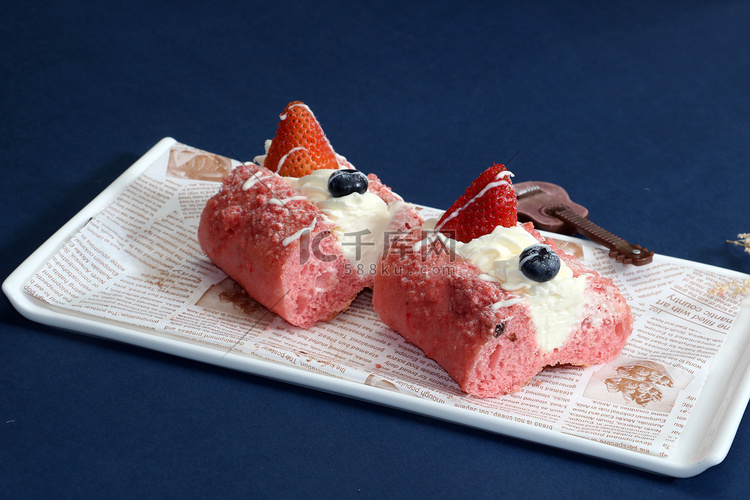 午后下午茶草莓蛋糕侧拍餐饮美食摄影图高清摄影大图-千库网