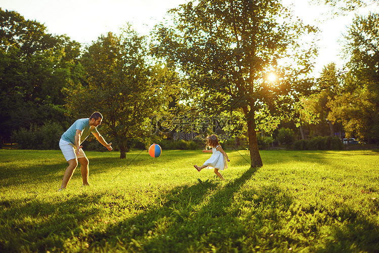 Fathers day. Father plays with his daughter in the summer park.高清摄影大图-千库网