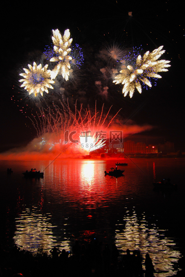 节日的烟花在河上高清摄影大图-千库网