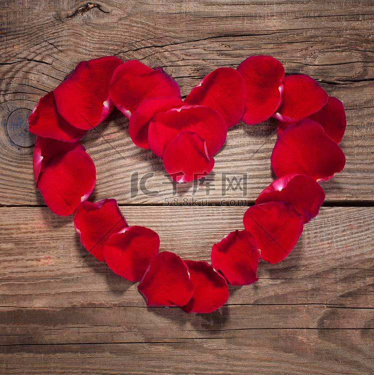 Heart of rose petals on the old wooden boards高清摄影大图-千库网