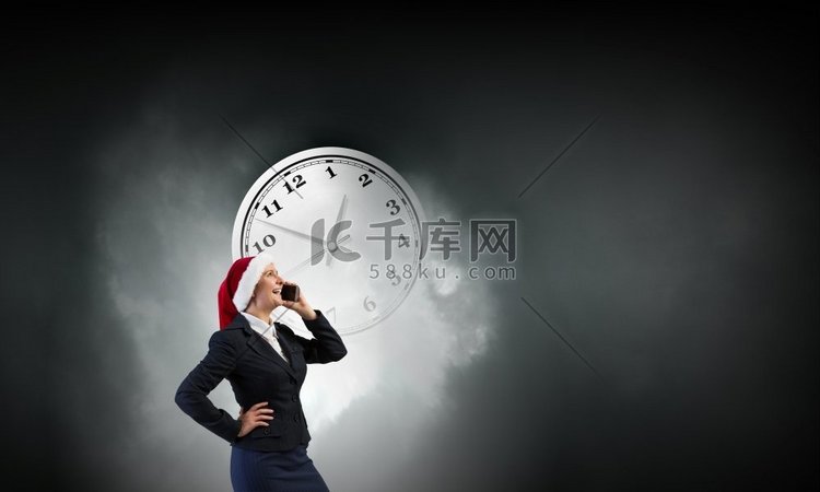 有移动对话的圣诞老人女人。高清摄影大图-千库网