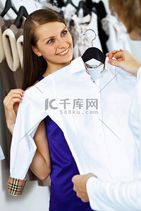 年轻的高加索夫妇在一起买衣服高清摄影大图-千库网