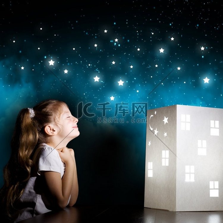 夜里做梦。黑暗中的可爱小女孩梦想着家和家人高清摄影大图-千库网