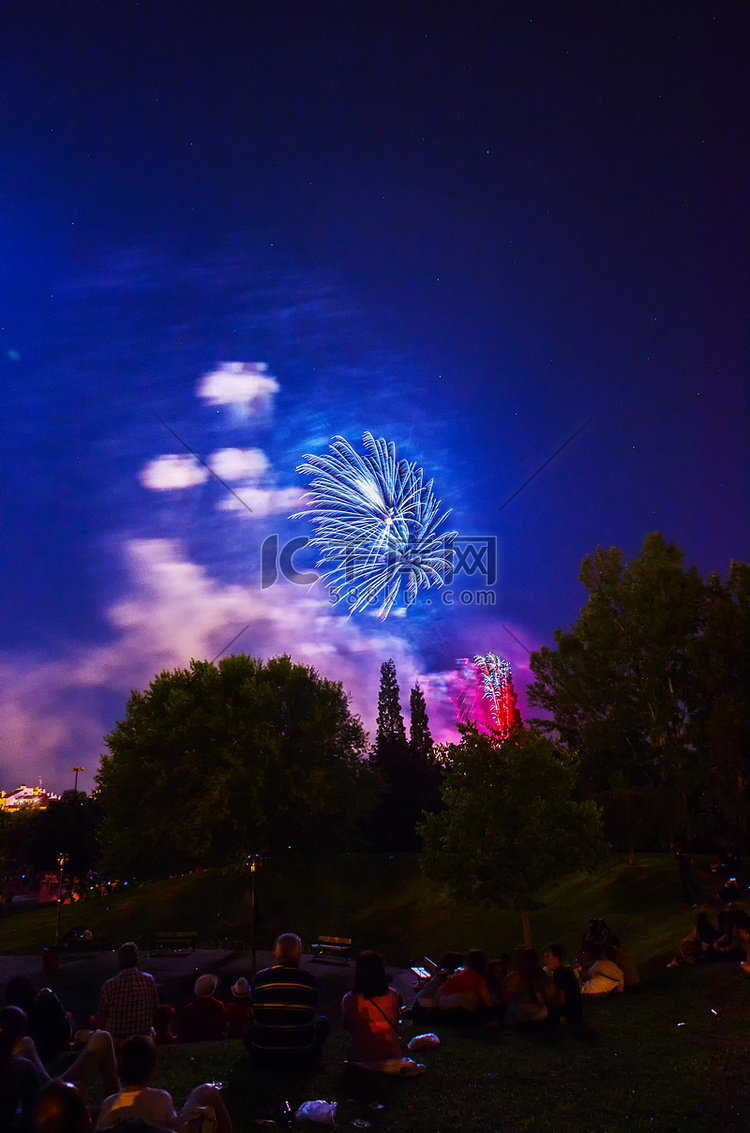 圣佛明节烟花高清摄影大图-千库网