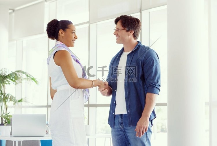 两个年轻的专业人士握手 高清摄影大图-千库网