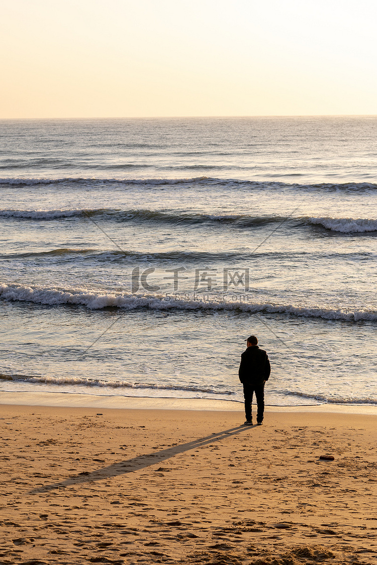 日出夕阳黎明前的海面意境高清摄影大图-千库网