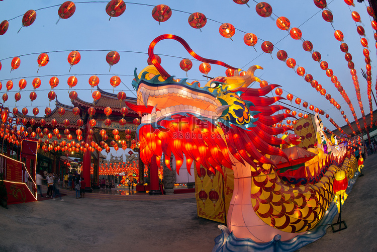 Red lanterns hanging in the blue sky and Dragon head lamp at twilight ...