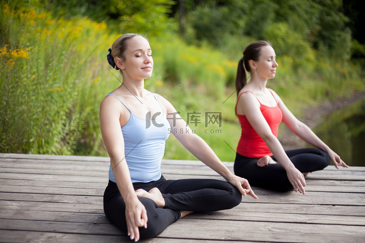 Relaxing yoga asana高清摄影大图-千库网