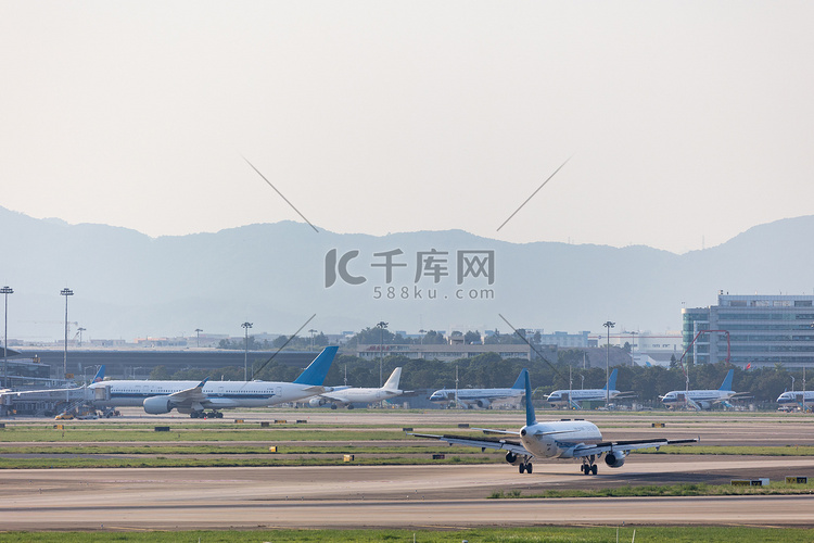 机场跑道飞机起飞降落高清摄影大图-千库网