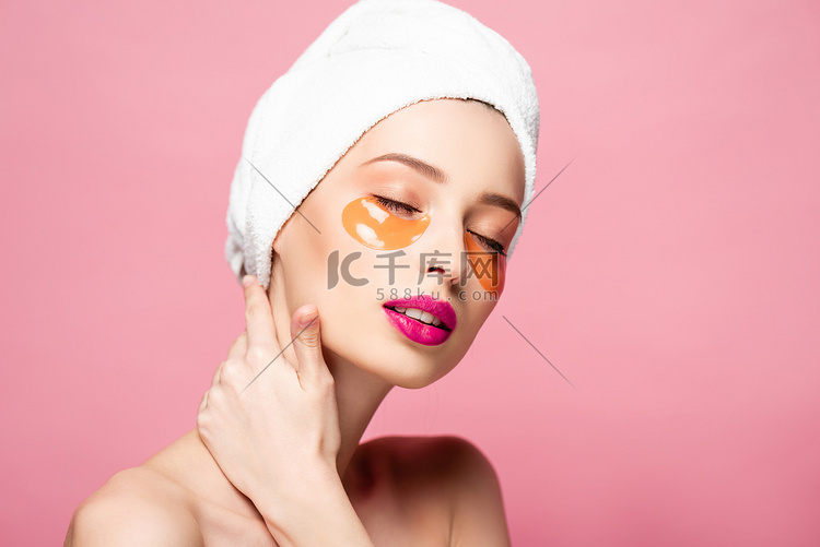 naked girl with eye patches and closed eyes isolated on pink 高清摄影大图-千库网