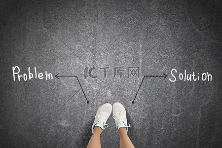采取下一步行动。穿着白色运动鞋的女性腿部俯瞰高清摄影大图-千库网