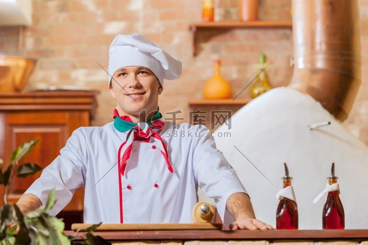 年轻的男厨师。厨房里年轻帅气的男厨师形象高清摄影大图-千库网