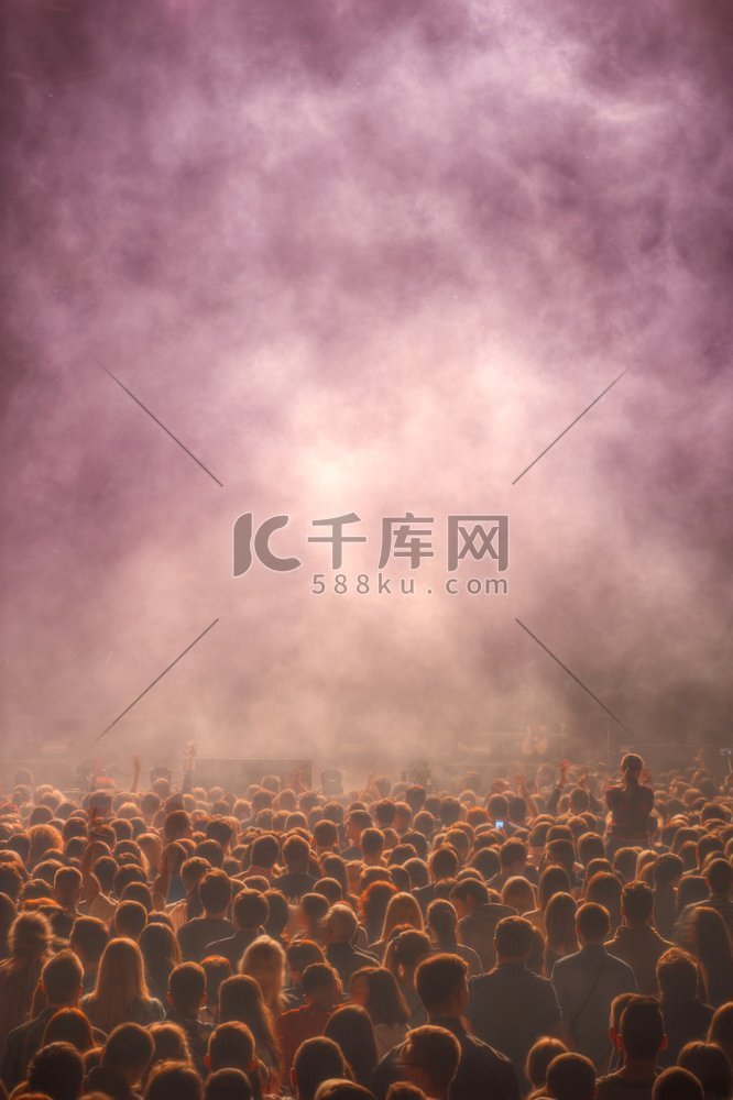 演唱会现场的人们都在等待演出。参加音乐会的人高清摄影大图-千库网