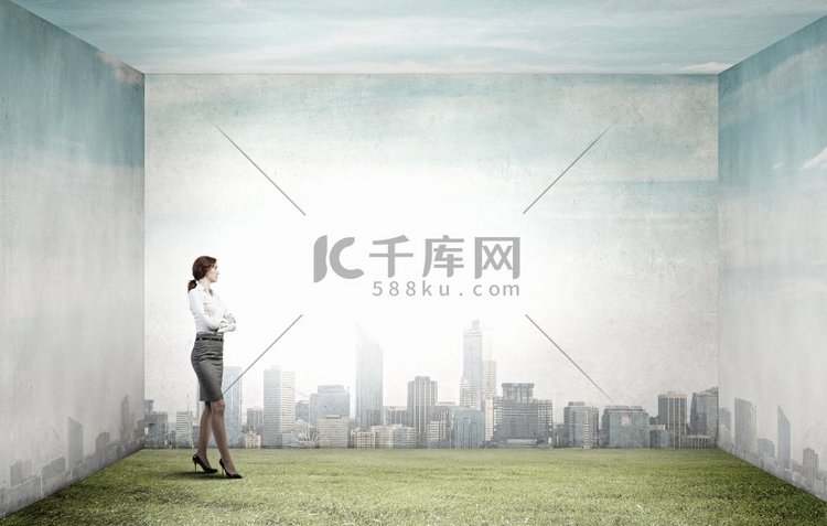 女老板。胸前双臂交叉自信的漂亮女商人高清摄影大图-千库网