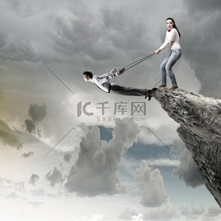 努力解决途中出现的问题的商人。肩负着责任高清摄影大图 千库网
