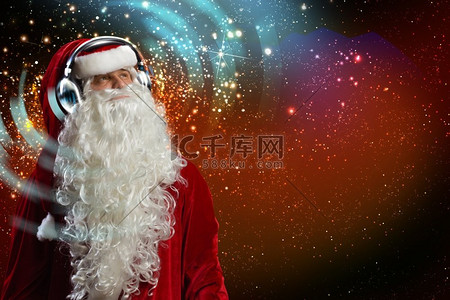 新年派对。圣诞老人戴着耳机享受音乐高清摄影大图-千库网