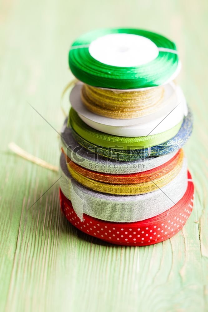 用于装饰圣诞礼物的彩色丝带。彩色丝带卷 高清摄影大图-千库网