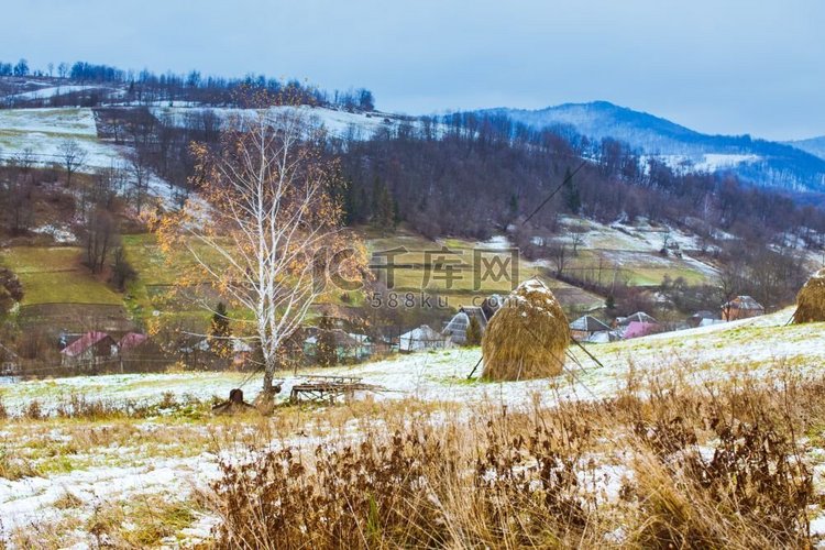 秋天和冬天在田野上相遇。田园风光。秋冬高清摄影大图-千库网