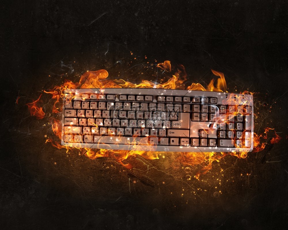 键盘着火了。电子产品在大火中用键盘折断的概念高清摄影大图-千库网