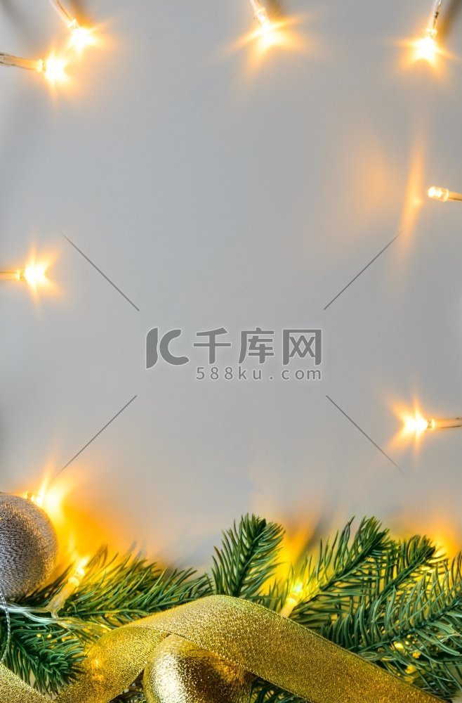 灰色桌子上的圣诞彩灯，从上面看高清摄影大图-千库网