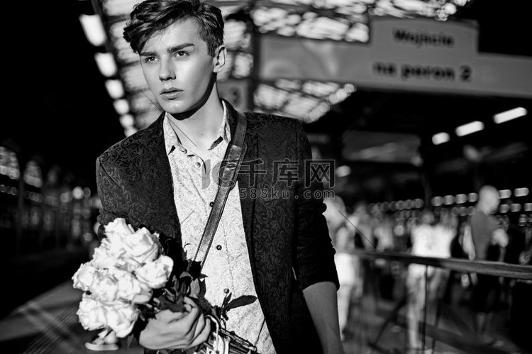 站在火车站里的帅哥高清摄影大图-千库网