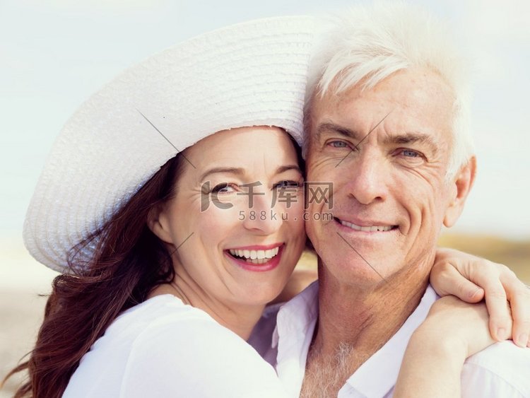 海滩上幸福的一对。只有我们和大海高清摄影大图-千库网