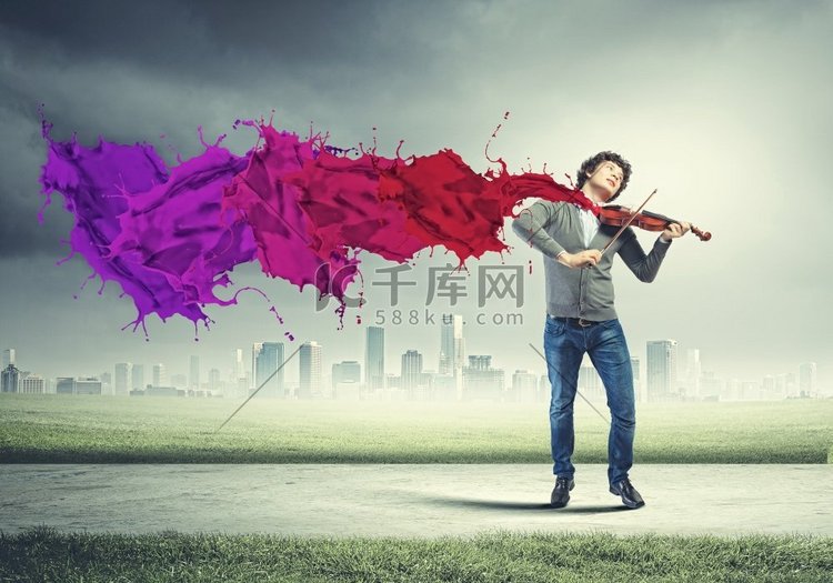 年轻的小提琴家。年轻帅哥拉小提琴的形象高清摄影大图-千库网