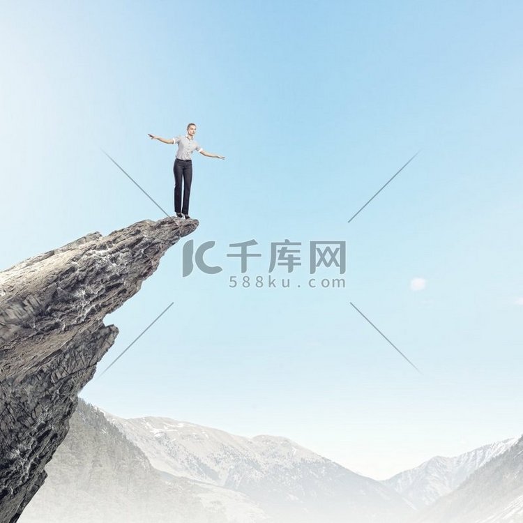 风险很大的生意。一位迷人的女商人站在山边高清摄影大图-千库网