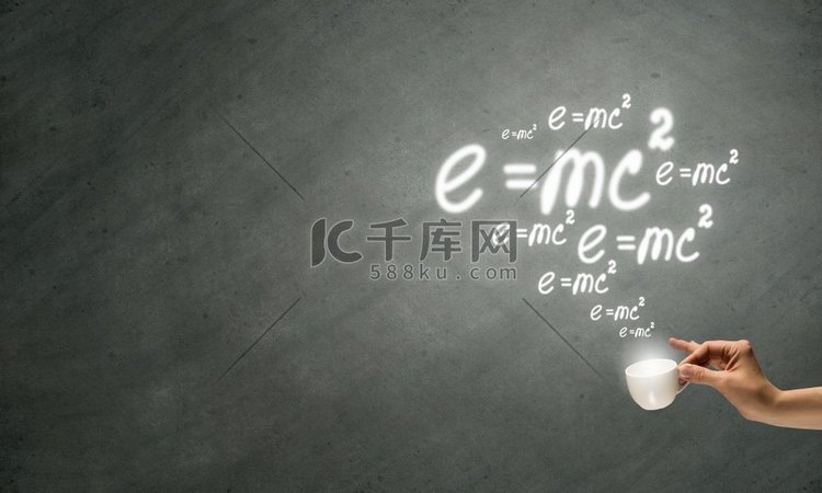 喝咖啡休息时间。手持白杯茶或咖啡的特写镜头高清摄影大图-千库网