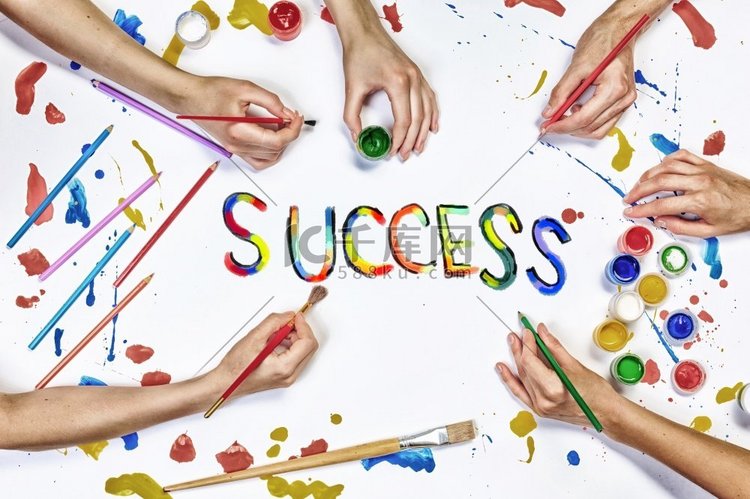 为您的企业提供创意点子。用油漆绘制商业创意概念的手顶视图高清摄影大图-千库网
