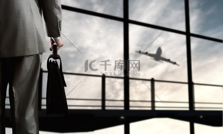 商务旅行。商人的背面视图在机场与手提箱高清摄影大图-千库网
