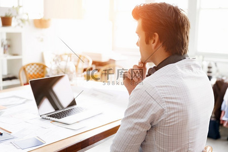 年轻的商人在位。在办公室工作的年轻商人高清摄影大图-千库网