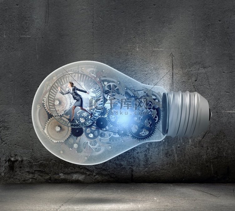 运行在齿轮机构轮子的年轻女商人。高清摄影大图-千库网