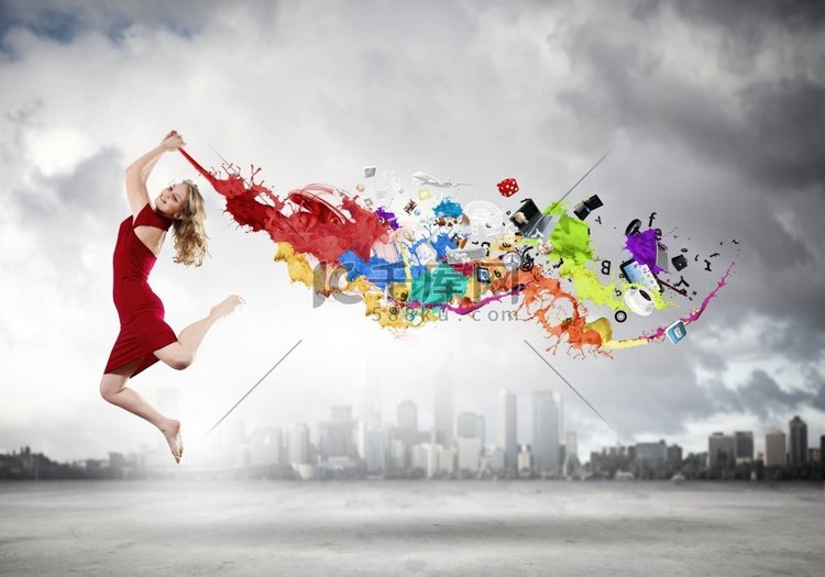 跳跃的女人。穿着红裙的年轻女子跳得很高高清摄影大图-千库网