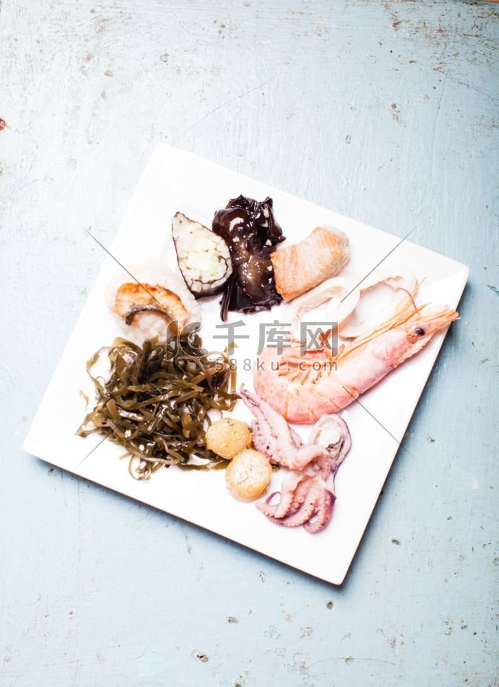 各种熟海鲜在白色的盘子。各种海鲜 高清摄影大图-千库网