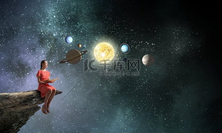 有魅力的女孩在看书。高清摄影大图-千库网