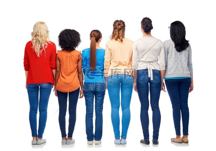 多样性、种族、民族和人的概念-国际团体快乐的不同女性从背后拥抱白人。高清摄影大图-千库网